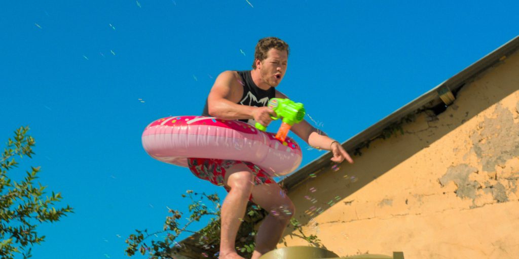 Schalk Bezuidenhout en Tracey-Lee Oliver wys méér in Kaalgat Karel ...